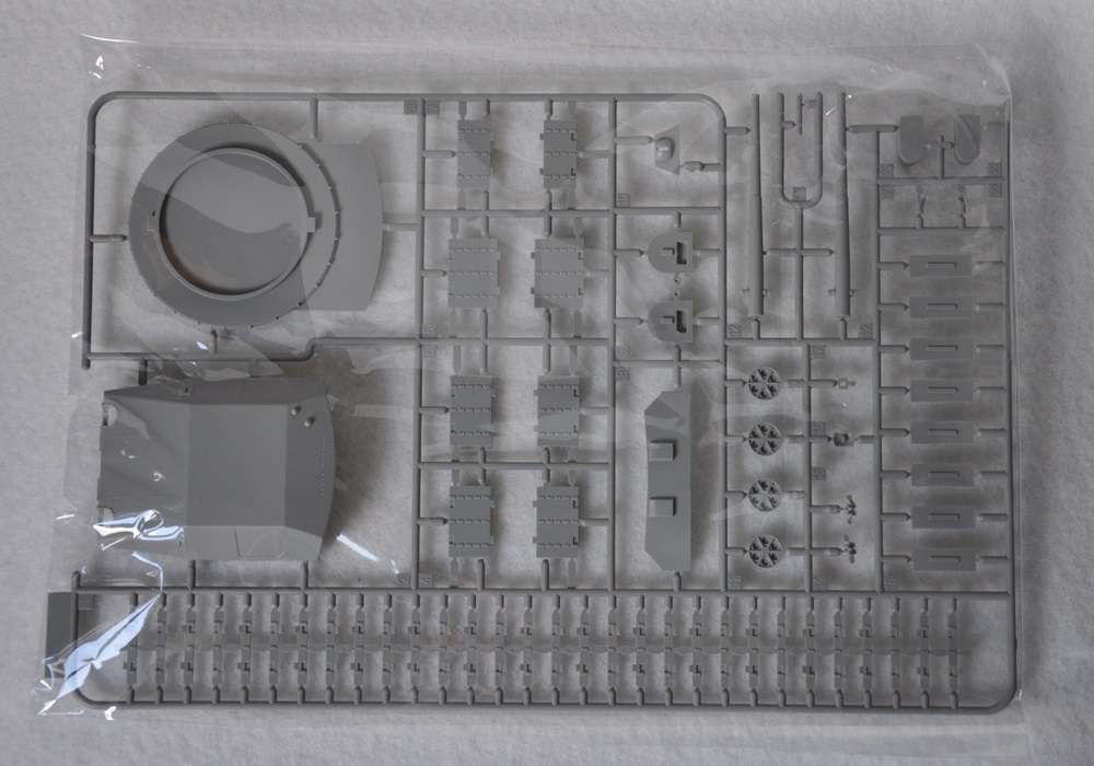 Niemiecki prototypowy czołg Landkreuzer P1000 i 2 czołgi Panzer Maus ...