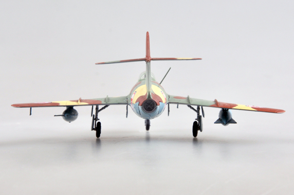 Sklejony model północnokoreańskiego myśliwca MiG-15 bis w skali 1:72 ...