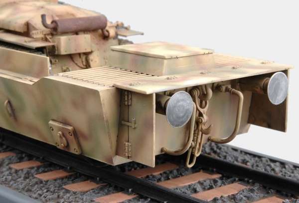 Niemiecki wagon platforma i czołg PzKpfw 38t 1-35 - Modeledo.pl